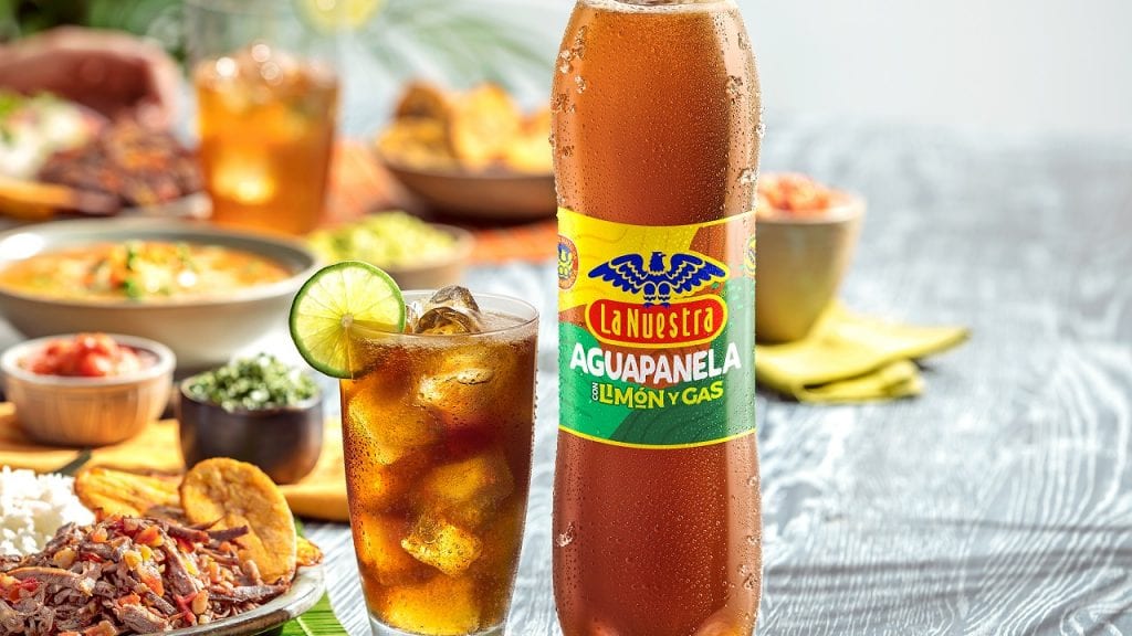 Postobón lanzó una nueva gaseosa de aguapanela con limón y gas - Forbes ...