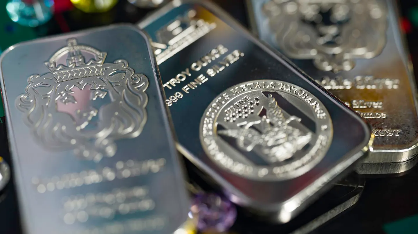 El precio de la plata supera los 75 dólares por primera vez en medio de ...